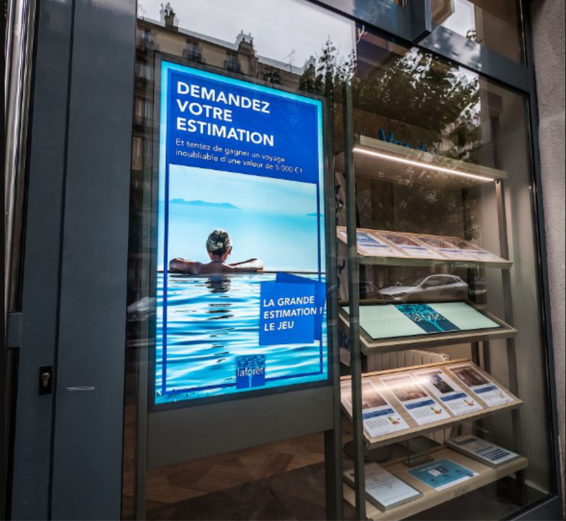 Dynamic Digital Window Displays | VitrineMedia Canada